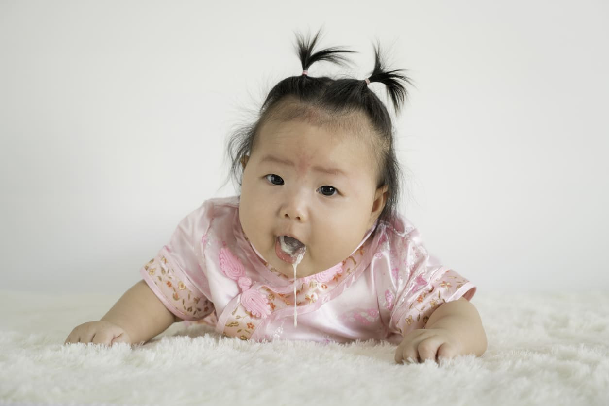 Membedakan Muntah Bayi yang Normal dan Abnormal | HonestDocs